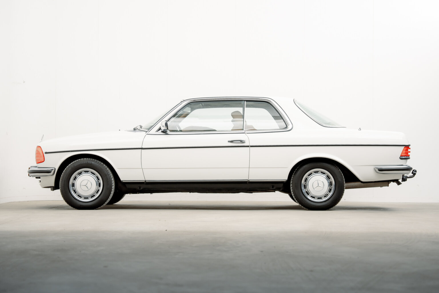 Mercedes-Benz 230 Coupé - Cars Forever